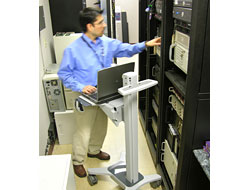 Data center crash carts for improved network maintenance